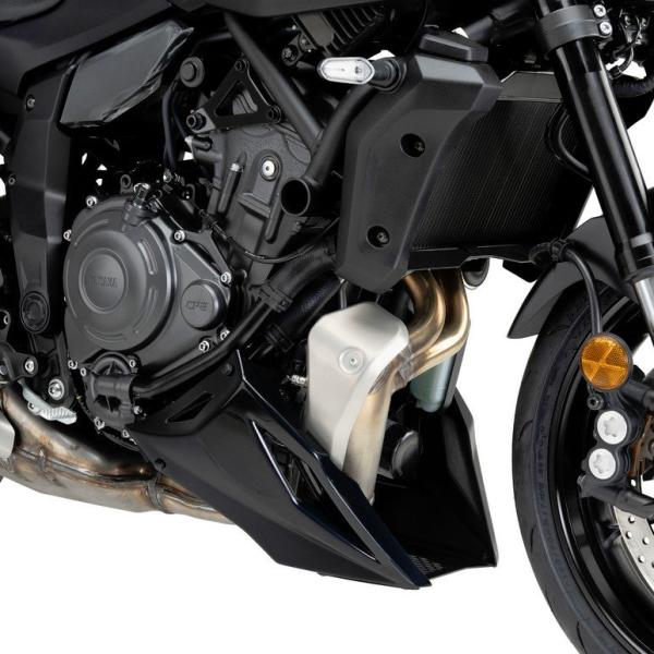 Puig製エンジンスポイラーは、Yamaha MT-07（2025年モデル）専用に設計されたロアカウルパーツです。エンジン下部を覆うことで、走行中の飛び石や異物から車体を保護しつつ、車両全体のシルエットを引き締める役割を持ちます。素材には耐...