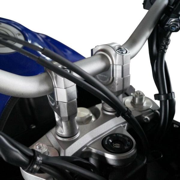【商品説明】XSR900のハンドルが遠い、低い。もう少し近く,高くしたい時に便利な、XSR900 専用設計のハンドルライザーです。ドイツのメーカーVOIGT MOTO TECHNIKハンドルが20mm上がります。    最適化されたアップラ...