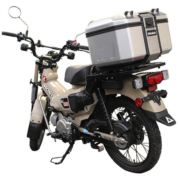 【商品説明】ホンダ CT125ハンターカブ用 トップケースフィッティングキットです。SHAD（シャッド）のトップケースおよび、TERRシリーズ アルミトップケースを装着するためのステーおよびボルトが付属します。ノーマルキャリアにプレートを装...