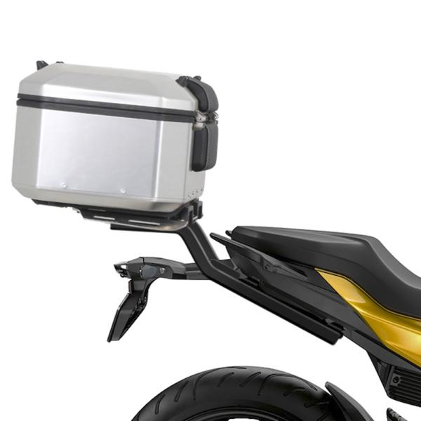 【商品説明】BMW F900 R/XR用 トップケースフィッティングキットです。SHAD（シャッド）のトップケースおよび、TERRシリーズ アルミトップケースを装着するためのステーおよびボルトが付属します。耐荷重10kg※写真のケース、ベー...
