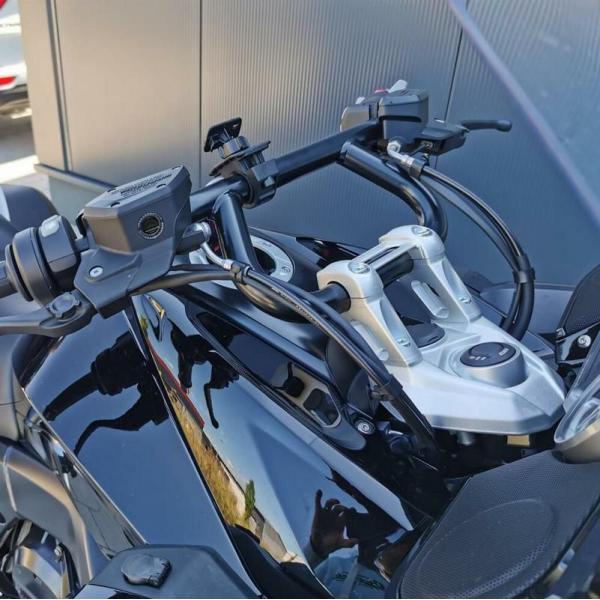 【商品説明】BMW K1600GTのハンドルが遠い、低い。もう少し近く,高くしたい時に便利な、ドイツのメーカーVOIGT MOTO TECHNIKK1600GTL/B専用設計のハンドルライザーです  ハンドルが25mm上がり、23mm手前に...