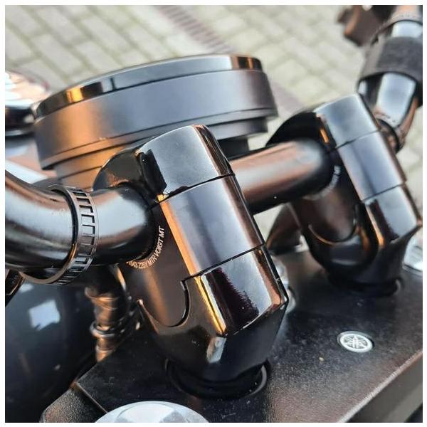 【商品説明】ハンドルが遠い、低い。もう少し近く,高くしたい時に便利な、BOLT用のハンドルバーライザー。ハンドルが25mmアップします。アップライトなライディングポジションになり、姿勢が楽になります。CNCフライス加工、ガラスビーズブラスト...