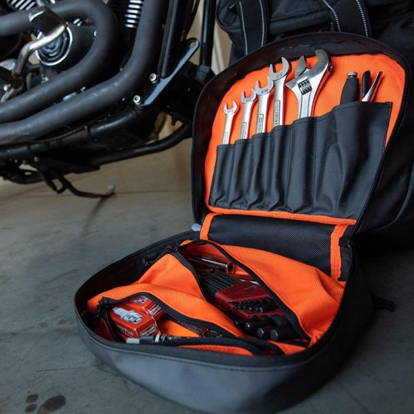 【商品説明】バイカーがバイカーに送る、バイクでの使用を中心に考えたバックパックです。側面に二つの大きなポーチを設け、下側のポーチは表面を防水PVC加工済み。内部にレンチを入れることの出来る仕切りがあります。また、外側に取り付けた二本のストラ...