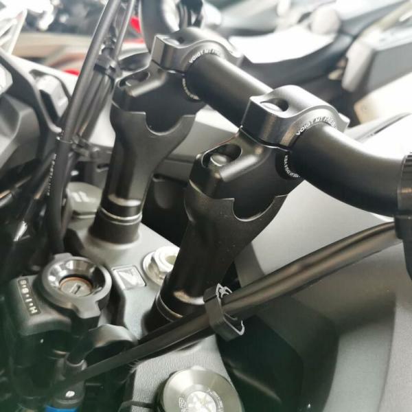 【商品説明】NT1100のハンドルが遠い、低い。もう少し近く,高くしたい時に便利な、NT1100用のハンドルバーライザーです。ハンドルが30mmアップ、21ｍｍオフセットします。アップライトなライディングポジションになり、姿勢が楽になります...