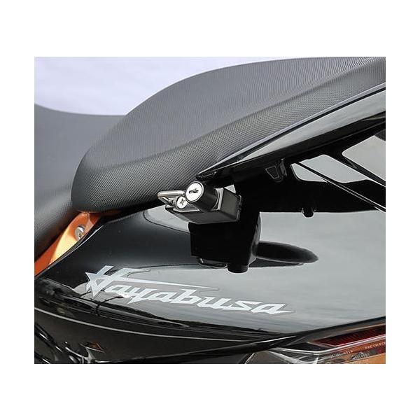 【商品説明】外出先等で重宝するヘルメットロックです。取り付け/取外しの簡単な箇所ですのでオススメです。【装着箇所】左側グラブレールマウント部【材質】スチール製【色】ブラック【適合】スズキハヤブサ（8BL-EJ11A）2021年〜【メーカー】...