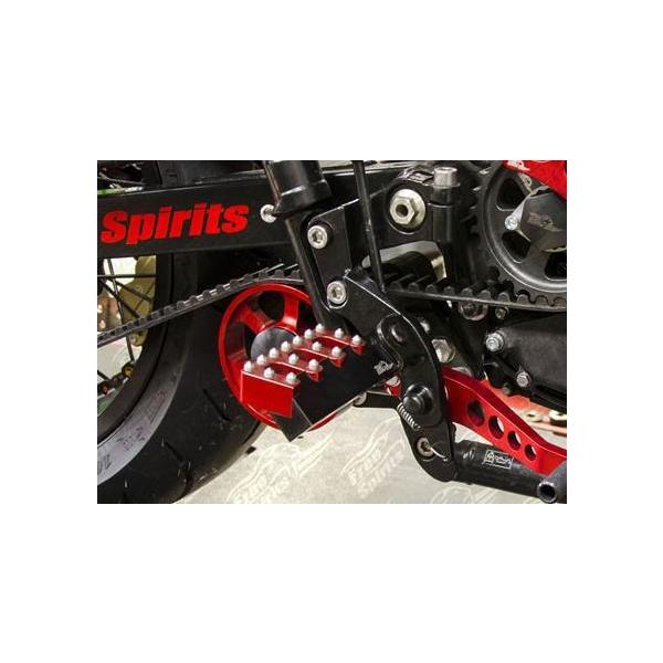 【商品説明】削り出しのパーツを得意としているイタリアのメーカー「FREE　SPIRITS」。独特のデザインと質感、機能美、パフォーマンスを高い次元で製品化しています。CNC機械加工、純正ステップとは比べ物にならない程、グリップします。商品番...