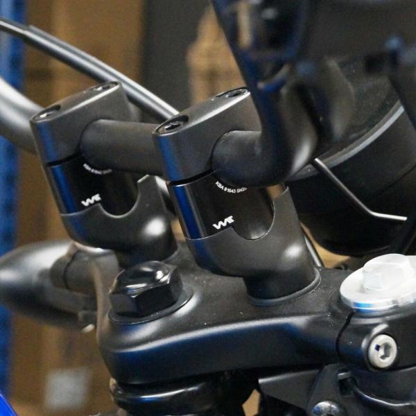 【商品説明】ハンドルが遠い、低い。もう少し近く、高くしたい時に便利な、CB750 ホーネット用のハンドルバーライザーです。ハンドルバーを25mmアップします。アップライトなライディングポジションになり、姿勢が楽になります。CNCフライス加工...