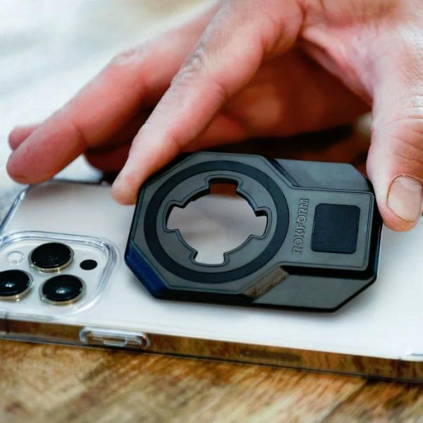 【商品説明】ROKFORMのスマホホルダーを使用しないで、他社のスマホホルダーや、スマホの裏側に張り付けると、ROKFORMのスマホホルダーと同様にバイクや車にマウントできるようになります。製品の裏側の両面テープを使用します。ROKFORM...