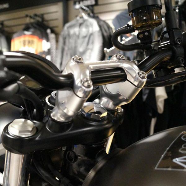 【商品説明】ハンドルが遠い、低い。もう少し近く、高くしたい時に。ドイツのメーカーVOIGT MOTO TECHNIK製 トライアンフ ストリートツイン専用設計のハンドルライザーです。ハンドルバーが25mm上がります。・最適化されたアップライ...