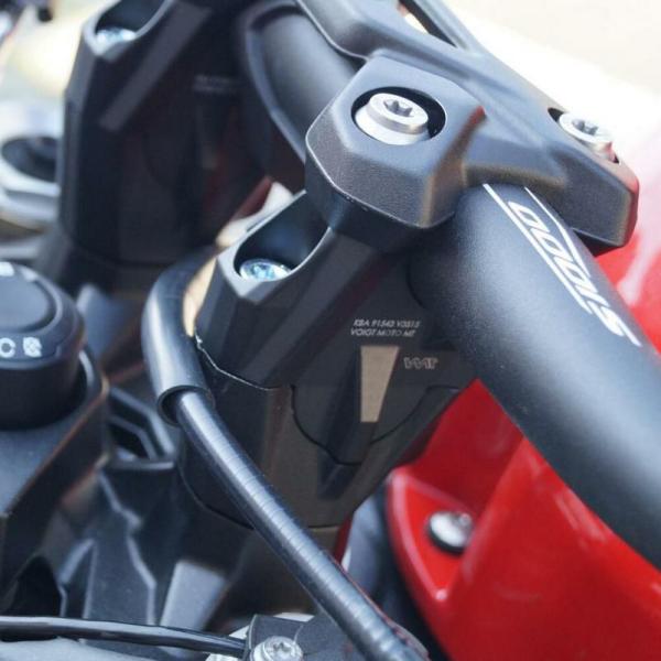 【商品説明】BMW S1000Rのハンドルが遠い、低い。もう少し近く,高くしたい時に便利な、ドイツのメーカーVOIGT MOTO TECHNIKM1000R専用設計のハンドルライザーです  ハンドルが35mm上がり、25mm手前にオフセット...