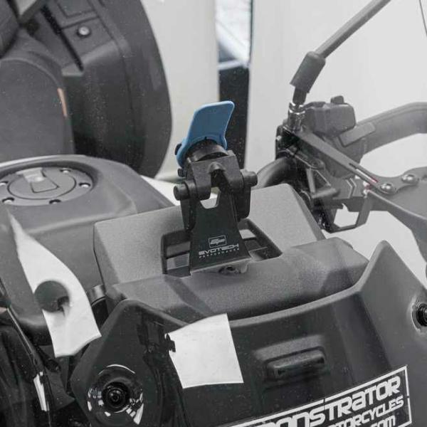 Evotech Performance製Quad Lock対応サテライトナビマウントは、YAMAHA Tracer 9/GT/GT+（2025年モデル以降）専用に開発された高精度ブラケット。純正インストルメントサポート部に既存の取付ポイント...
