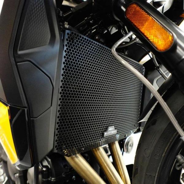 【商品説明】イギリス発のメーカー。スーパーバイク選手権のレーシングチームへ向けて、開発や設計も行っています。高強度・高重量の精密オールアルミ製ラジエターガード。オーナーが簡単に取り付けられるように設計されています。六角形のマトリクス状の穴パ...