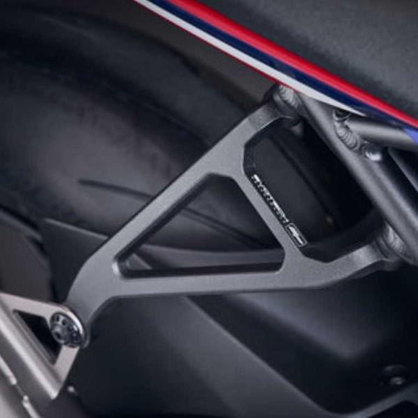 Honda CBR1000RR-R用に設計されたEvotech Performance製エキゾーストハンガーです。純正の排気側タンデムステップを取り外し、シンプルな構成へ変更するためのパーツです。車種専用の精密設計により、既存のマウントポイ...