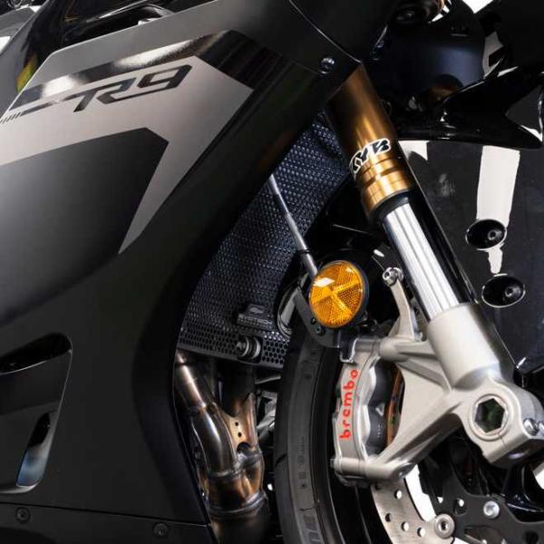 【商品説明】ヤマハ YZF-R9用ラジエーターガード航空宇宙グレードのアルミ製で６角形のハニカムパンチングで軽量性と冷却性を向上させ、且つ羽石等から大事なラジエーターコアを守りますブラックバウダーコート仕上げ取付には加工等の必要ありませんし...