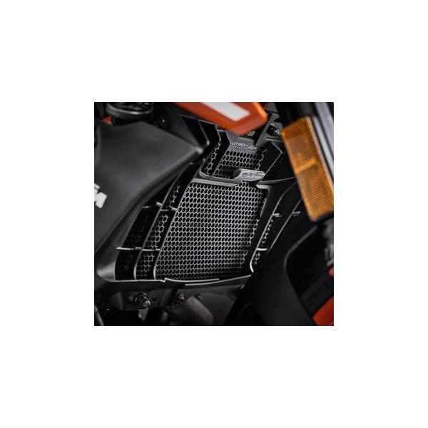 【商品説明】イギリス発のメーカー。スーパーバイク選手権のレーシングチームへ向けて、開発や設計も行っています。軽量なオールアルミ製で、正確なフィット感と簡単な取り付けが可能。六角形のハニカム状に配置された穴が、路面からの異物を強力かつ強固に防...