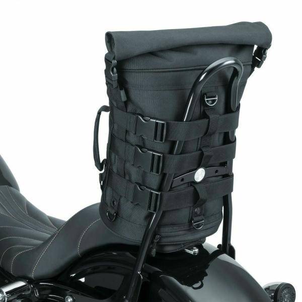 シーシーバーへ簡単に装着できる便利なダッフルバッグです。スポーツスターやダイナ等で、シーシーバー装着車には特に似合います。シーシーバー用クイックマウントストラップ付。開口部はロールアップ式で、ストラップで固定しますので、荷物がこぼれたりしま...