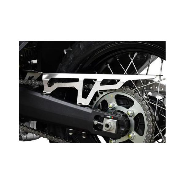 【商品説明】パウダーコート処理されたステンレス製のチェーンガードチェーンのグリスが飛び散らないように作られています。また、チェーンが切れたとき、にチェーンをキャッチするように設計されており、バイクやライダー、同乗者へのダメージを防ぐのに役立...