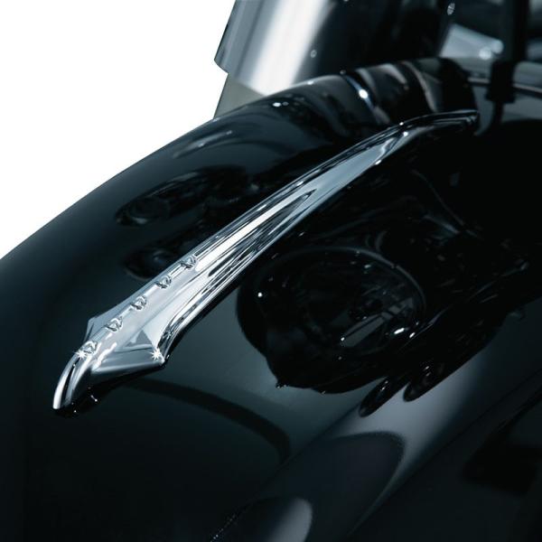 【商品説明】粘着式で簡単に装着できます。フロントフェンダーの形状によってはぴったりとは取り付けができない場合もあります。【主な適合】ホンダGL1800　2001〜2018年F6B　2013〜2016年F6C Valkyrie　2014〜20...