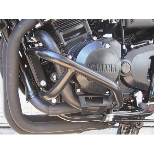 【商品説明】ドイツフェーリング社のブラック塗装の美しいエンジンガードです。立ちゴケや軽い転倒等のダメージを軽減します。左右セット【適合車種】FZS600 Fazer (RJ2)　2000〜2003年【カラー】ブラック【メーカー】フェーリング...