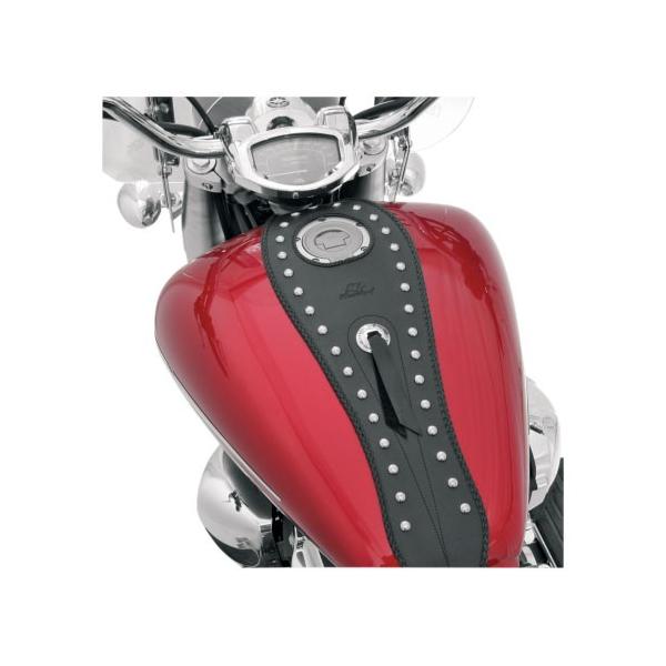 【商品説明】タンクの傷防止、アクセントにお勧めのタンクビブです。真鍮製スタッド、亜鉛ダイキャスト製コンチョ付でカスタム感の強い仕上がりとなっています。本体は耐候性の高い合皮製。付属ストラップを使用し車体に取り付けます。【適合車両】　XVS1...