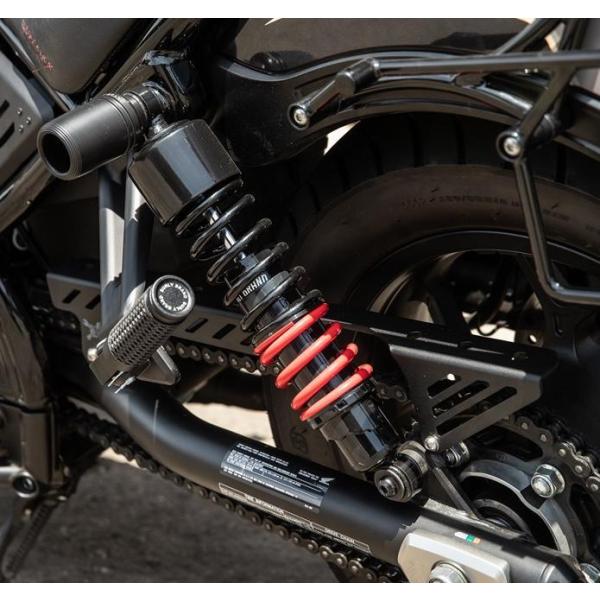 【商品説明】アメリカのストリートシーンを代表するバーリーブランド（BURLY BRAND）のレブル1100用チェーンガード、チェーンカバー。耐久性のあるアルミ製で、テクスチャーブラックのパウダーコーティングが施されています。スラッシュカット...