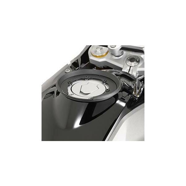 【説明】GIVIの車種専用のタンクバッグ装着用のアタッチメントです。ツーリングに便利なGIVIのタンクバッグを取り付ける際に必要なアタッチメントです。これで取外しが容易になり、旅先での持ち運びも可能です。※画像はイメージです。【適合】BMW...