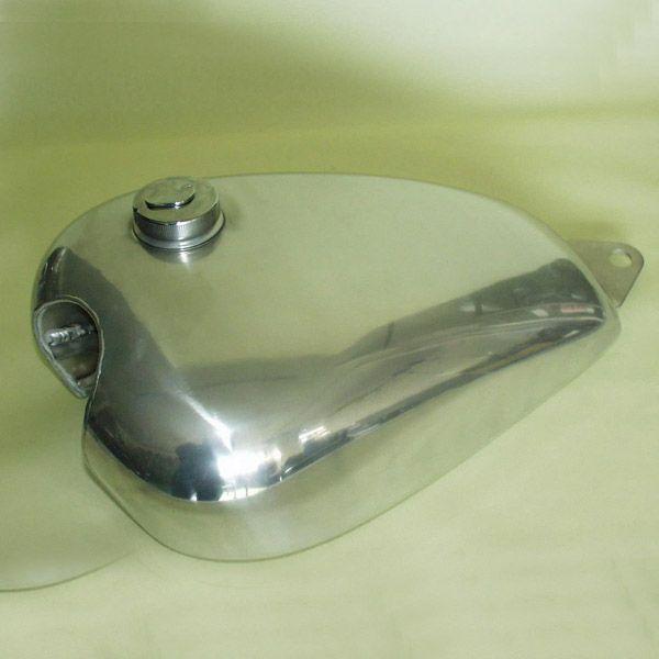 【商品説明】 YAMAHA TW200/225用アルミチョップタンクボルトオンで取付出来ますタンク本体：アルミ製　無塗装　バフ仕上げ、容量約7.3L鍵×2(予備含)付タンクキャップ付属 、 コックは含まれていません、純正コック使用可ノーマル...