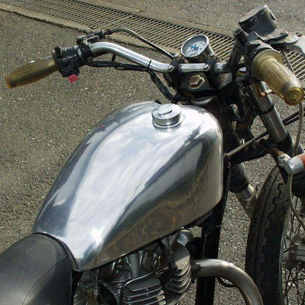 【商品説明】 KAWASAKI　エストレア/TR250用アルミタンクボルトオンで取付出来ますタンク本体：アルミ製　無塗装　バフ仕上げ、容量約7.5Lタンクキャップ付属(キー付）、 コックは含まれていません、純正コック使用可、純正シート使用可...