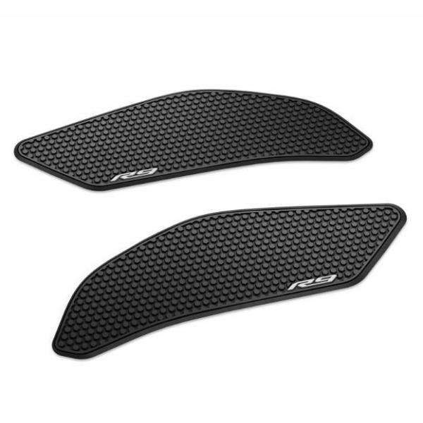 YAMAHA純正となるHDRタンクニーグリップパッド YAMAHA YZF-R9 (2025-)。YAMAHA純正の高密度ゴム製のタンクパッド。丈夫で耐久性のある素材を採用し、R9のロゴをあしらった3Dデザインが特徴の商品です。接着には3M...