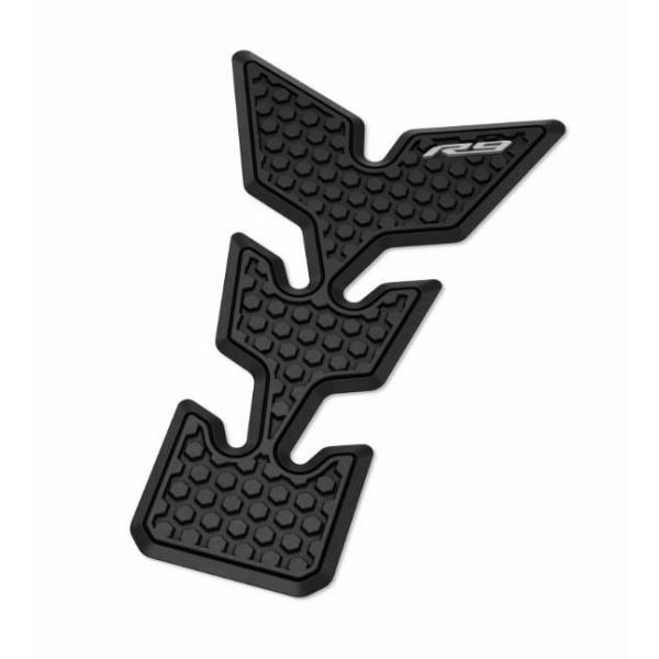 YAMAHA純正となるHDRタンクパッド YAMAHA YZF-R9 (2025-)。YAMAHA純正の高密度ゴム製のタンクパッド。丈夫で耐久性のある素材を採用し、R9のロゴをあしらった3Dデザインが特徴の商品です。接着には3Mの接着剤を使...