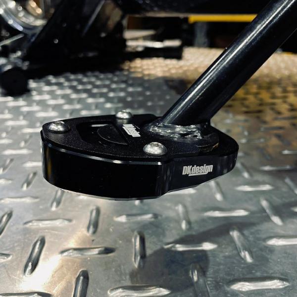 【商品説明】DKdesign製 RnineT サイドスタンド ハイトブラケット。24mm。サイドスタンドを立てると、傾きすぎて少し不安という方に最適なソリューション。幅広のプレートなので、ぬかるんだ土、砂利といった場所に止める際も安定して駐...