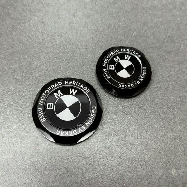 【商品説明】BMW RnineT用スイングアームビボットカバー ブラックカラー BMWロゴ。ボディ部はCNC加工されたアルミ削り出し アルマイト仕上げセンターカバー部はアクリル製取付は簡単で、加工無しに取付られます参考のため、他カラーの商品...