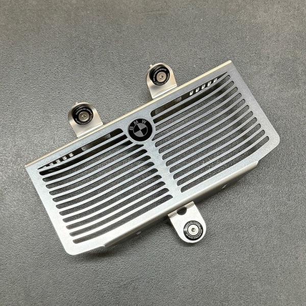 【商品説明】台湾のメーカー DKデザイン製 RnineT R12/R12nineT用 ラジエーターガード。TYPE-Aアルミレーザーカットアルマイト仕上げ高品質素材クイックインストール台湾製【カラー】シルバー【適合】BMW 2024〜 R1...