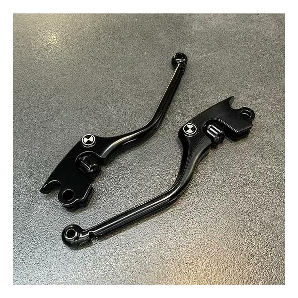 【商品説明】DKデザインのBMW R18 アジャスタブルコンフォートレバーオリジナルデザイン。CNCアルミニウム。ハードアノダイズドフィニッシュ。高品質な素材を使用。改造なしで簡単にインストールできます。BMWのレバーは5段階調整ですが、D...