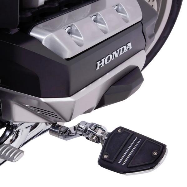 【商品説明】CIRO ゴールドストライクのGL1800 ゴールドウイングのハイウェイペグマウントアダプター。（ペグ、フットレストは別売り）ボルトオンで簡単に取り付け可能。隠しマウントシステムにより、すっきりとしたスタイリングを実現人間工学に...