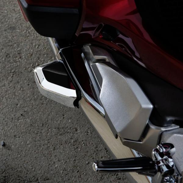 【商品説明】ゴールドストライクのゴールドウイング サイドケースガードカバーです。Gold Wing 純正のサドルバッグガードは美しいとは言い難い見た目ですが、この製品はそんな不満を解消します。取り付けも簡単です。【カラー】クローム【適合】ホ...