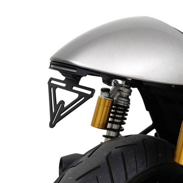 【商品説明】トライアンフ スラクストン1200系用ショートナンバープレートホルダー貴方のスラクストンをフェンダーレス化する際に使用してくださいRAISCHのLEDストライプストップランプ（商型番号：CB12277）と併用するとパーフェクト！...