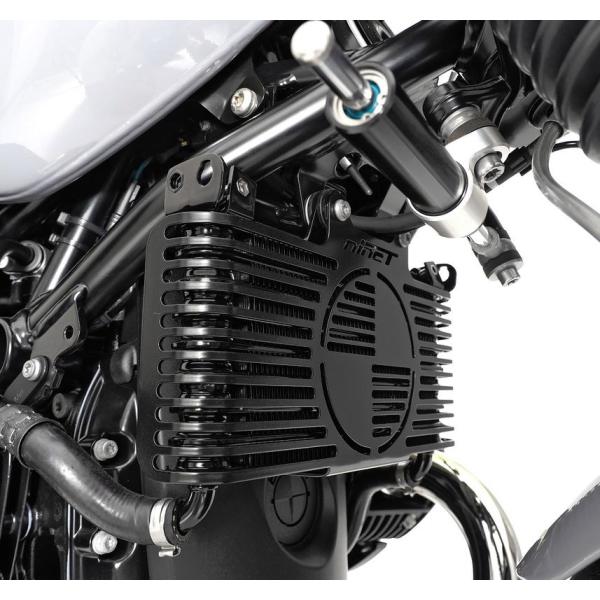 【商品説明】ドイツのメーカー、RAISCH RnineT ラジエーターガード。フロントタイヤから巻き上げた小石などからラジエーターを保護します。ルックスの向上も期待できます。アルミ製。【カラー】ブラック【適合】BMW RnineT  ALL...