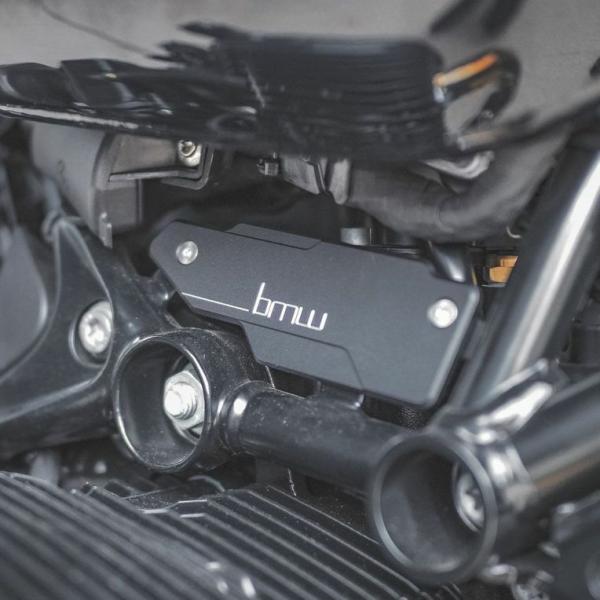 BMW R12シリーズ用のRAISCHのフレームプレート。アルミニウムから削り出されたこの美しいプレートは、控えめなBMWロゴがあしらわれており、BMW R12 / R12 nineTのフレームに取り付けられた純正プラスチックエンブレムと交...