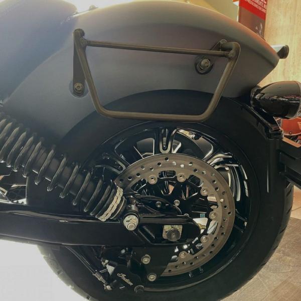 【商品説明】スペインのメーカーLa Poderosa(ラ ポデローザ)製 インディアン チーフ用サドルバッグサポートです。同メーカーのバッグ背面のKlickfix(クリックフィックス）システムで、ワンタッチで着脱できます。ツーリングの休憩時...