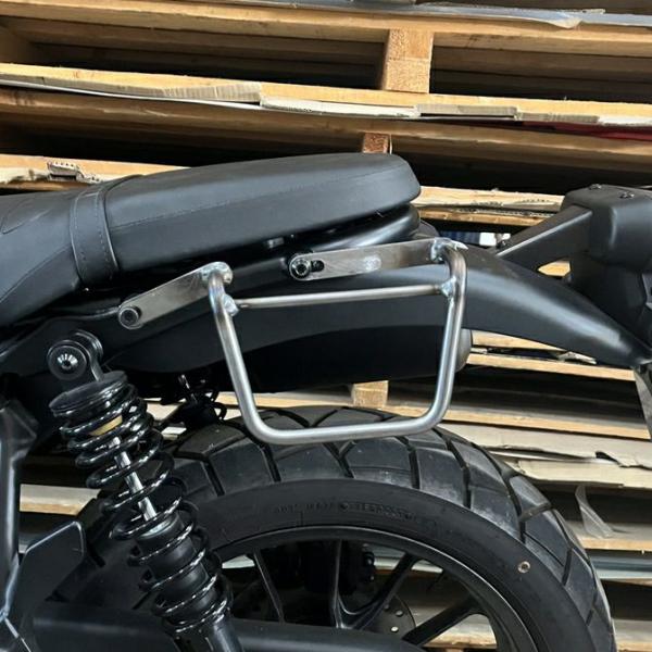 【商品説明】スペインのメーカーLa Poderosa(ラ ポデローザ)製 CL250 CL500用 サドルバッグ サイドバッグ ステー、サポートです。同メーカーのバッグ背面のKlickfix(クリックフィックス）システムで、ワンタッチで着脱...