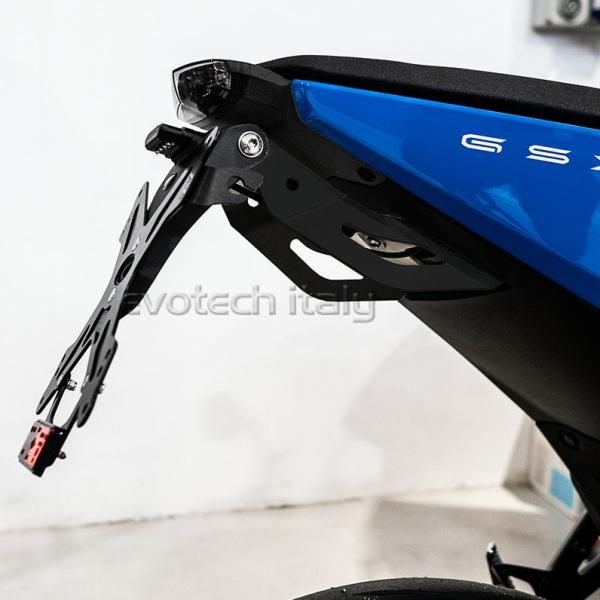 【商品説明】スズキ GSX-8S/GSX-8R用、EVOTECHのフェンダーレスキット。フェンダーレスにすることで、リア周りがスッキリし、スポーティーな印象に。Evotechのナンバープレート ホルダーは、非常に軽量で、レーザーカット アル...