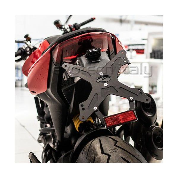 【商品説明】DUCATI モンスター937/SP用、EVOTECHのフェンダーレスキット。リア周りがスッキリし、スポーティーな印象に。ナンバープレート ホルダーは、非常に軽量で、レーザーカット アルミニウムをブラックアルマイト加工。角度調整...