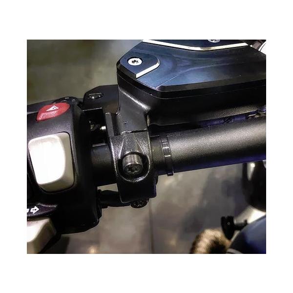 【商品説明】DKdesign EXRIDERのレバークランプ。ミラーをバーエンドミラーに変更した後など、不格好なクランプが目立ってしまいます。交換用のクランプです。シンプルできれいなデザインです。アルミニウム左右セット取付に加工は必要としま...