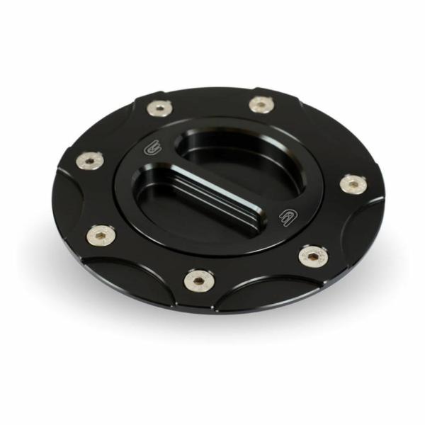 【商品説明】キーレスで開閉可能なタンクキャップ    アルミ製ガソリン給油の際にキーを抜き差しする煩わしさが無くなります。キャップは半回転させることで開閉出来、アルマイト処理されたキャップはカラフルです  キャップにはもちろんブリーザー機能...