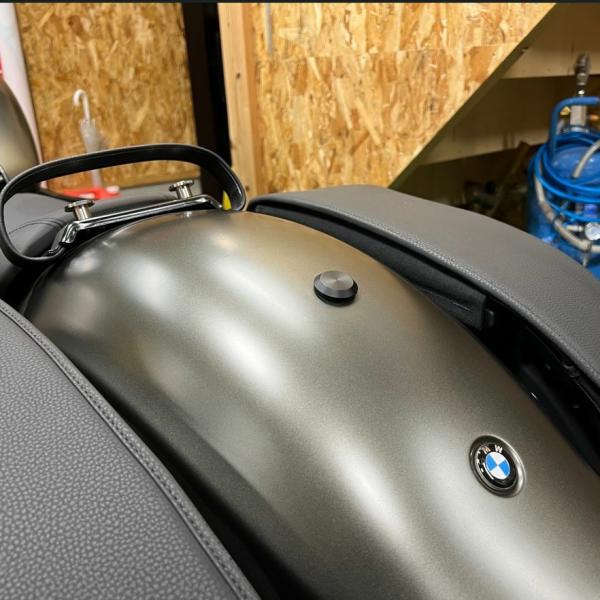 【商品説明】BMW R18シリーズ用のシートスクリュー。シングルシートにしたときのピリオン側の穴をふさぎます。簡単に手で回せます。【カラー】ブラック【適合】BMWR18シリーズ【メーカー】KERTS佐賀県のショップ、ライダーハウスドリームの...