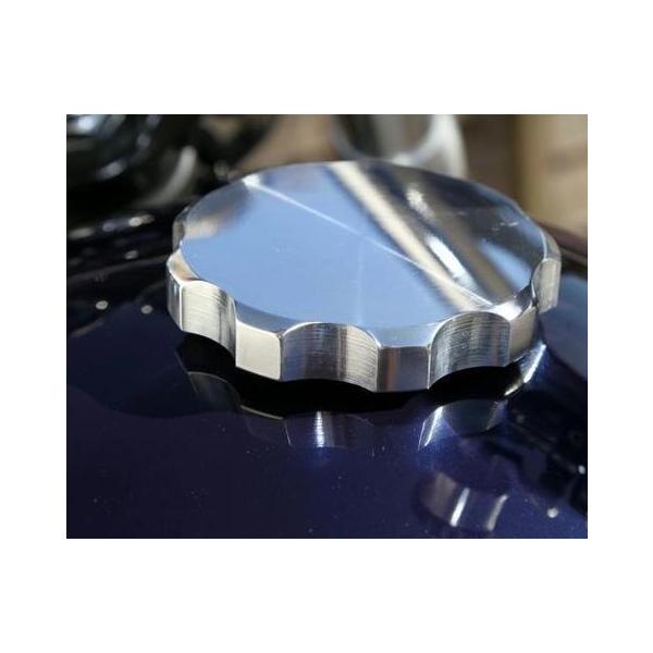 【商品説明】イギリスのメーカー、TEC（テック）のタンクキャップ。純正ガスキャップのネジ部分を取り外し、新しいキャップをはめ込むだけ。1分で取り付けできます。【適合】トライアンフ(Triumph)空冷 (2000-2016)ボンネビル、T1...