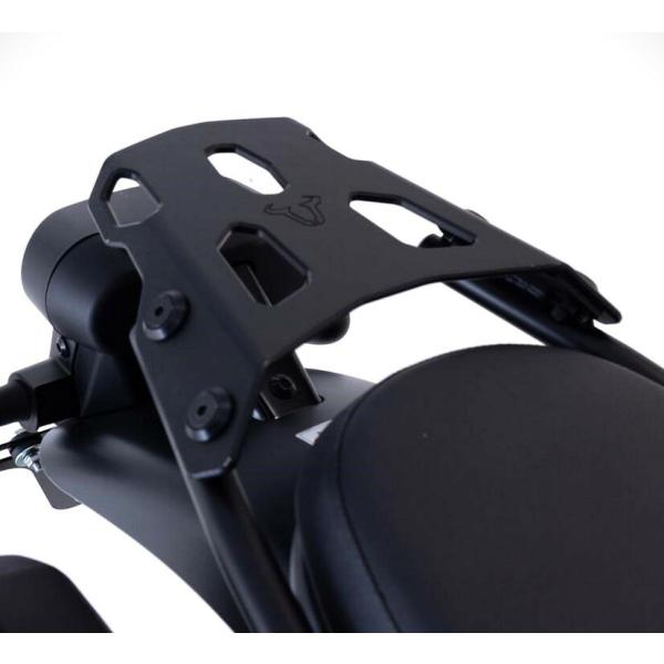 【説明】SW-MOTECHのCL250/CL500用ストリートラックセットです。URBAN ABSトップケース 又はアダプタープレートを、工具なしでワンステップでラックに固定できます。耐候のブラックパウダーコート仕上げ,軽量かつ頑丈な5mm...