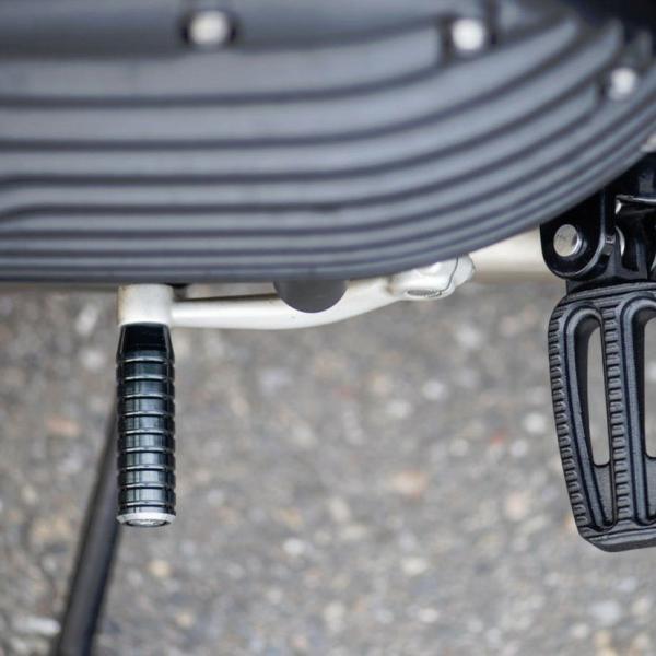 【商品説明】Motone（モートーン）製 トライアンフの空冷、水冷 モダンクラシックシリーズのほとんどに適合する  6061アルミ製 ロングシフトペグです。付属のステンレスボルトにより純正のシフトペダルに取り付ける事が出来ます。簡単に装着で...