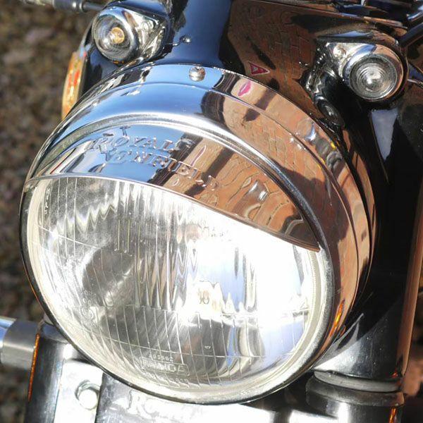 【商品説明】英国のメーカーヒッチコックスモーターサイクルロイヤルエンフィールド メテオ350/ブリット350/ハンター350/ヒマラヤ/スクラム/スーパーメテオ用ヘッドライトピーク「Royal Enfiled」 エンボス加工あり    殆ど...